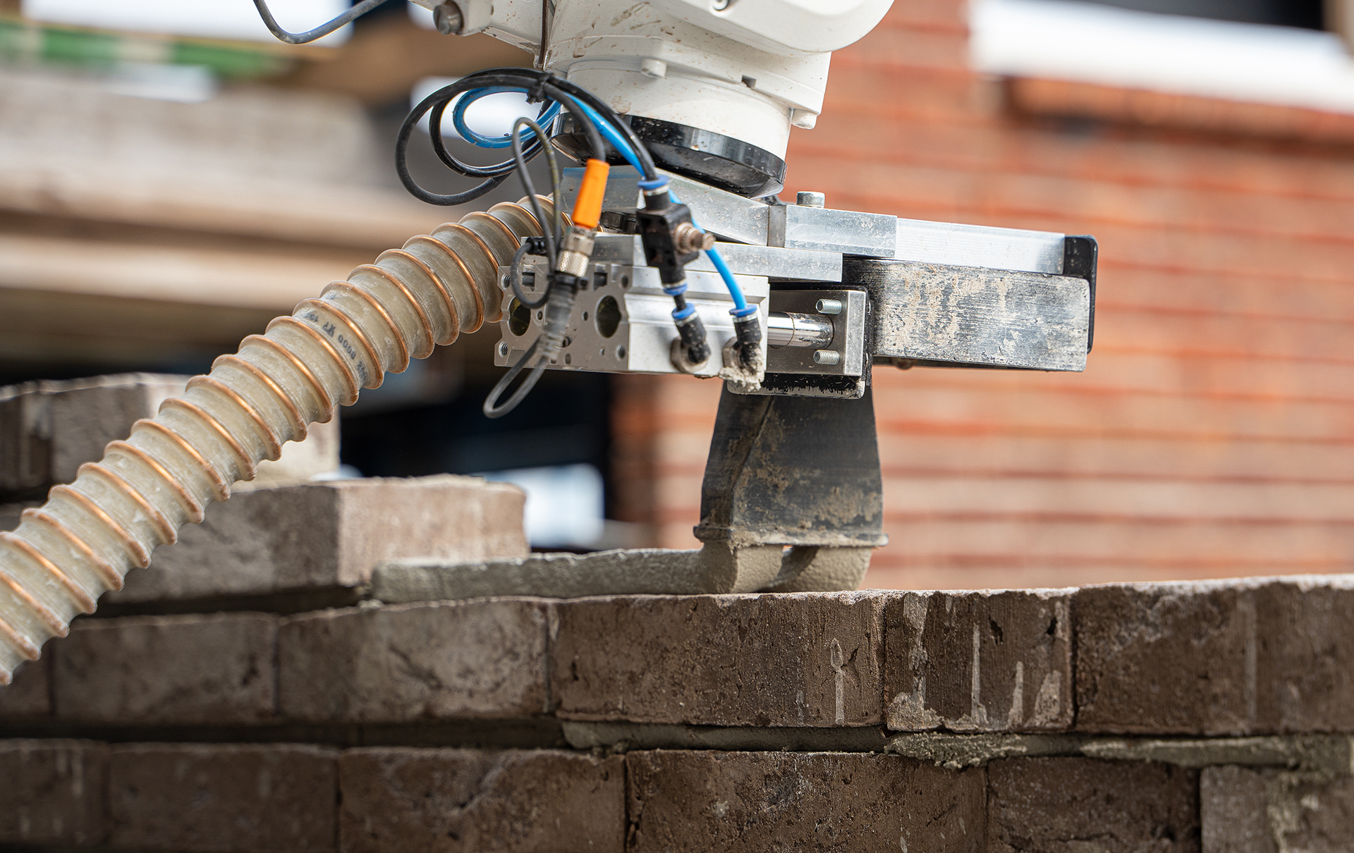De metselrobot is klaar voor eerste werkdagen op de bouwplaats